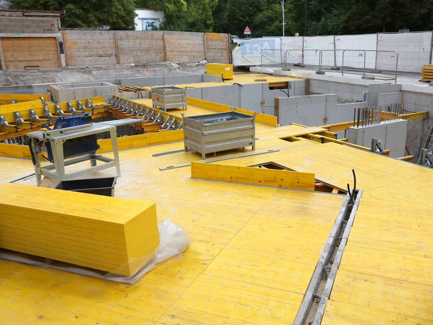 Flex slab formwork - H20 beams, formwork panels & floor props - RINGER