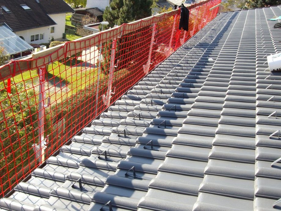 Safety on construction sites: fall protection for roofs & construction ...